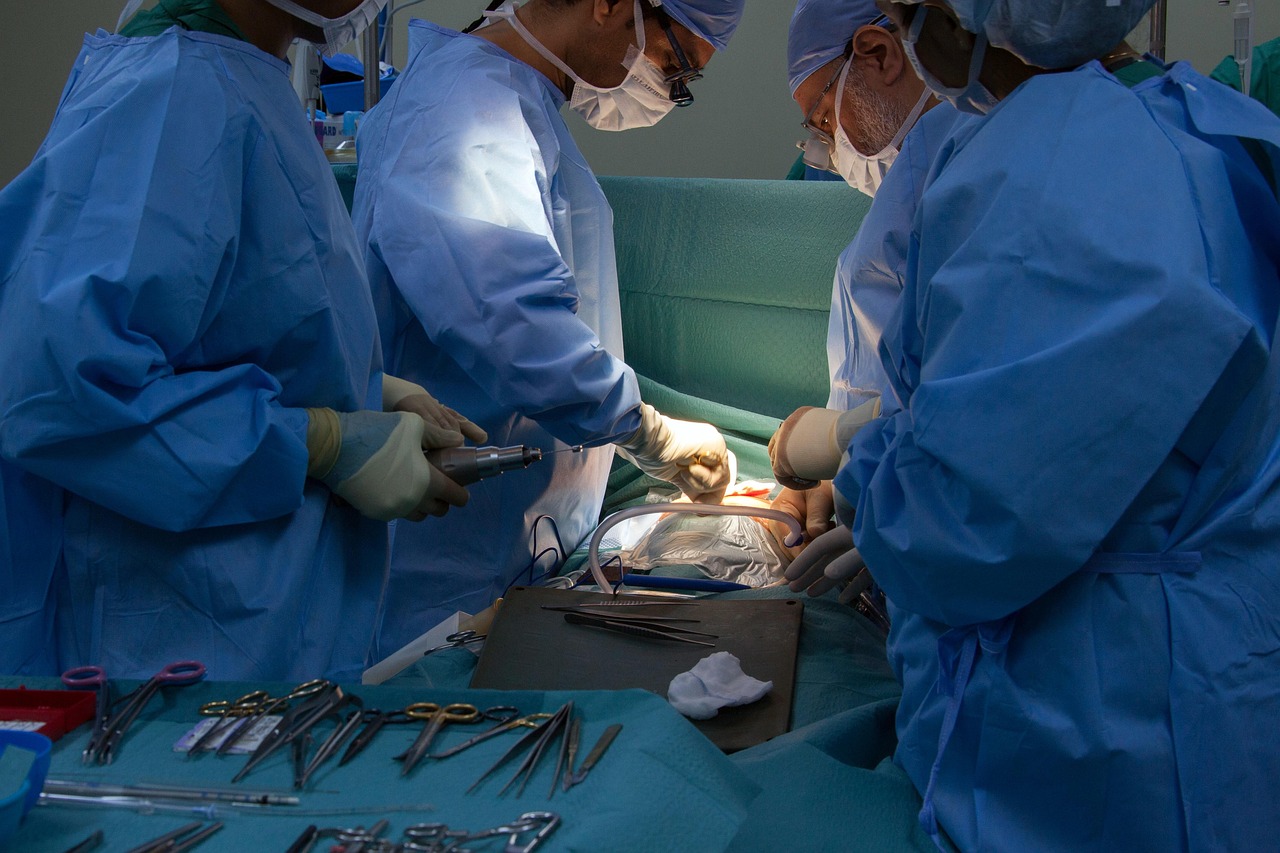 Oxford team develops new national course for all UK surgical trainees ...